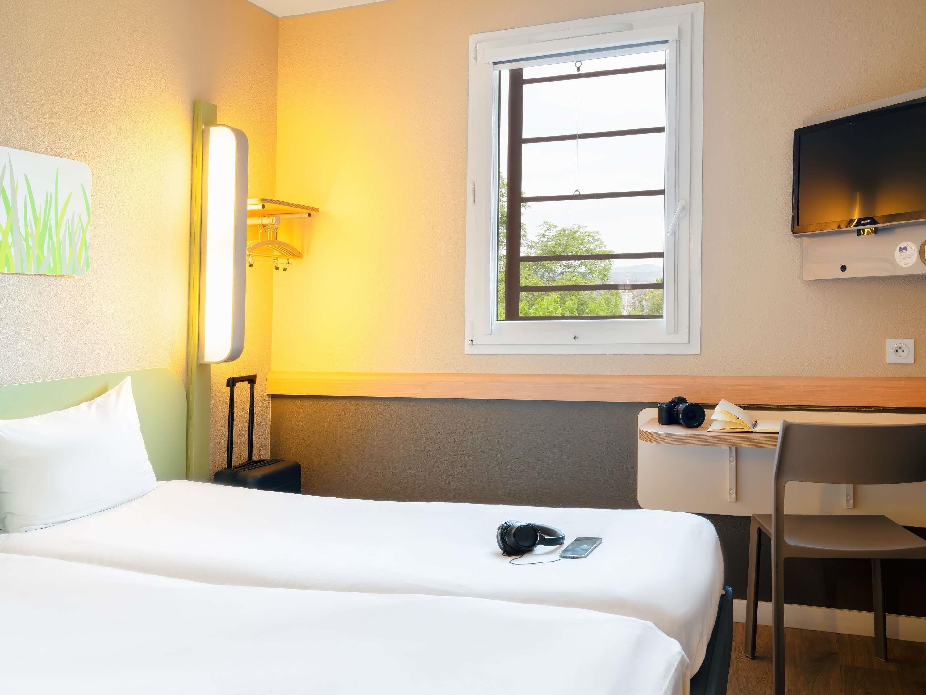 Quarto duplo, 2 camas de solteiro | Escrivaninha, cortinas blackout, quartos à prova de som