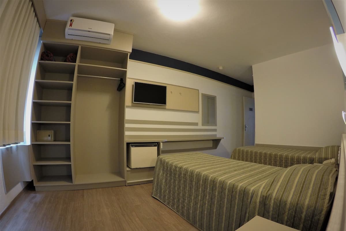 Frigobar, cofres nos quartos, escrivaninha, cortinas blackout
