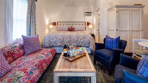 Estúdio, 1 cama King, vista parcial para o lago | Frigobar (abastecido com alguns itens grátis), cofres nos quartos