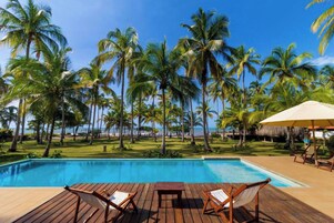 2 piscinas exteriores, da(s) 9:00 à(s) 21:00, guarda-sóis 