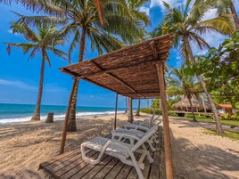 Na praia, toldos de praia gratuitos, espreguiçadeiras 