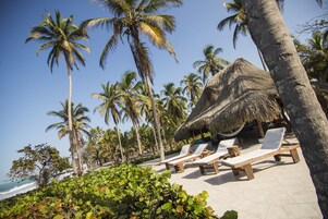 Terraço com espreguiçadeiras