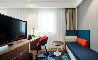 Quarto standard, 1 cama King, vista para a cidade | Cofres nos quartos, escrivaninha, espaço de trabalho para notebook