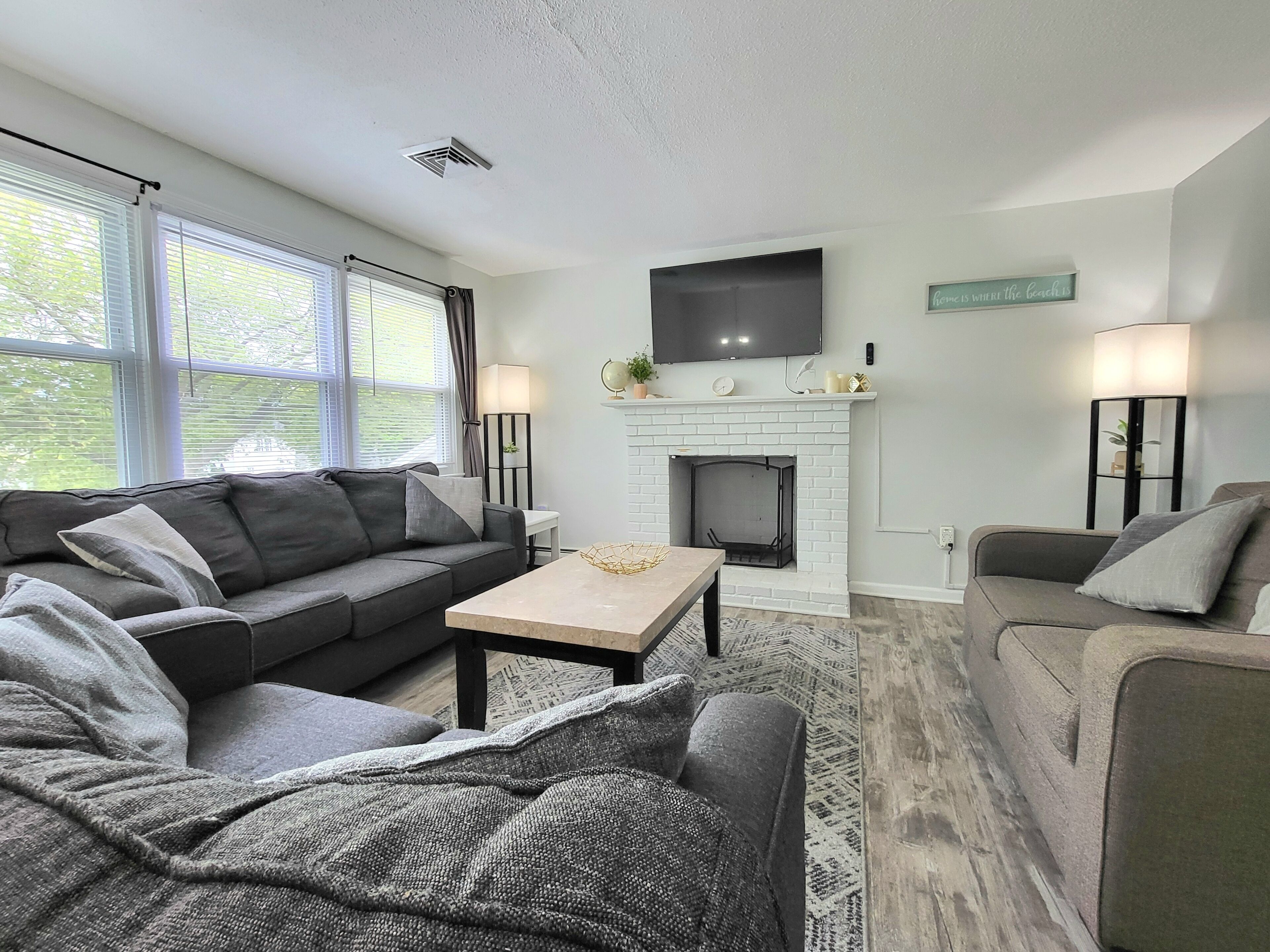 Riverview Villa At Ocean Beach: 5 Queen Beds - Connecticut