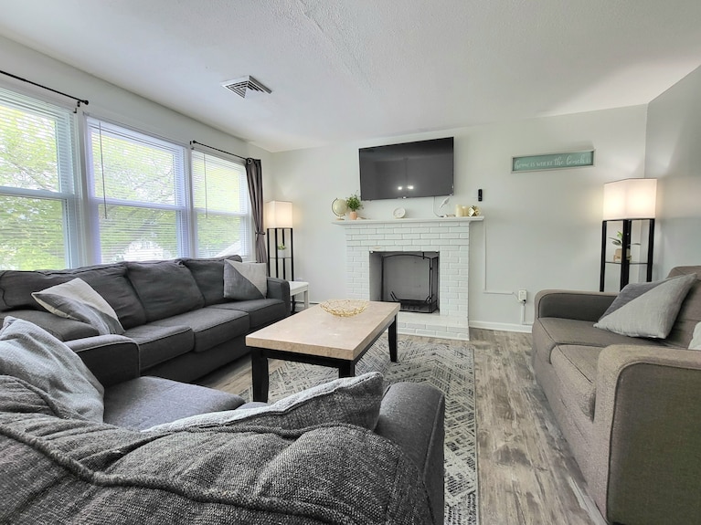 Riverview Villa At Ocean Beach: 5 Queen Beds - Connecticut