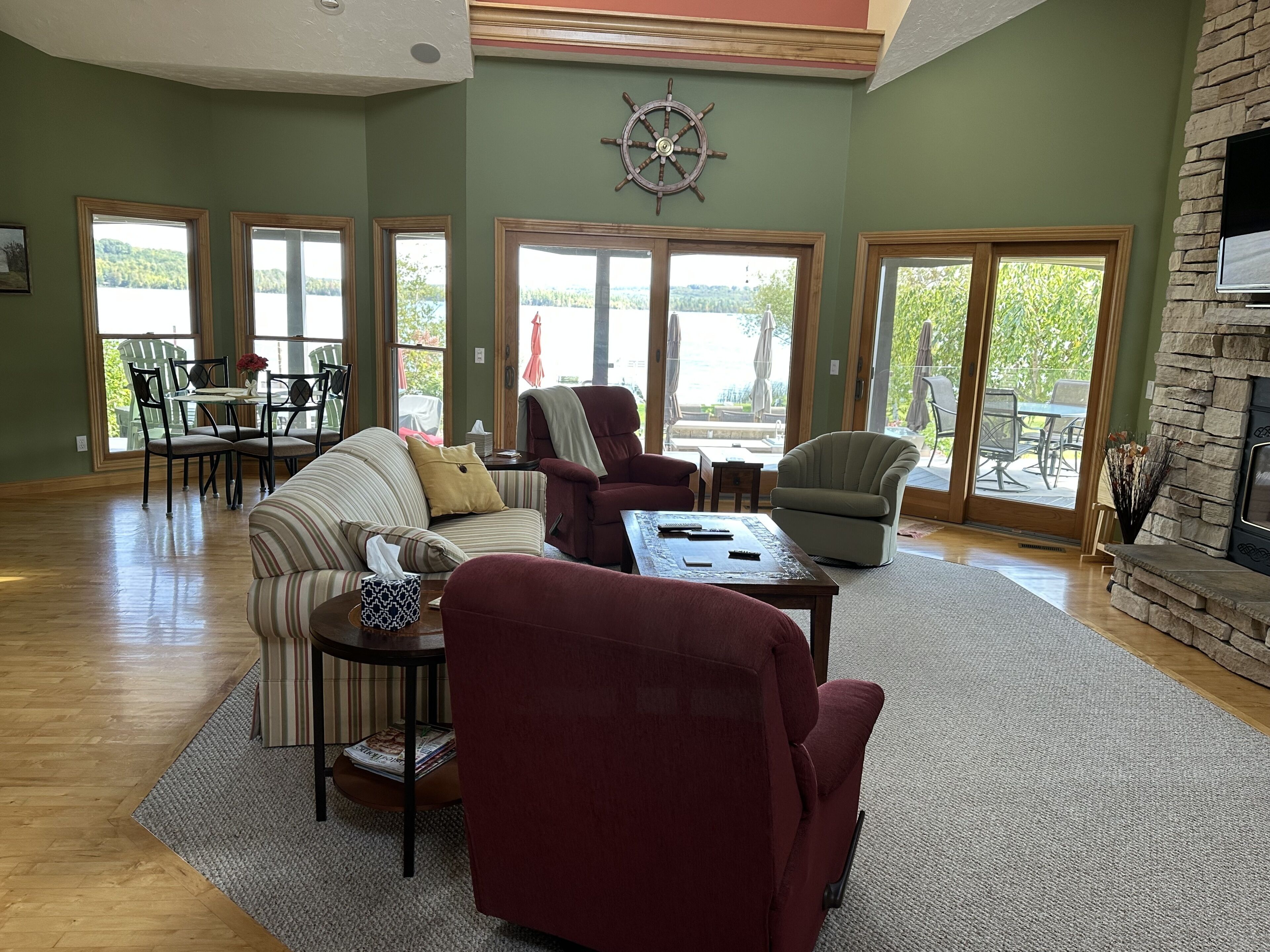 Lake Leelanau Luxury Lake Home, Outdoor Kitchen, Hot Tub, Kayaks, Paddle Boards - Suttons Bay, MI