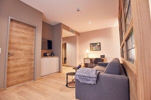 Quarto Duplo Deluxe | Minibar grátis, cofre com capacidade para portátil, secretária 
