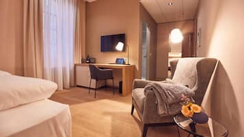 Quarto Clássico com Cama de Casal | Minibar grátis, cofre com capacidade para portátil, secretária