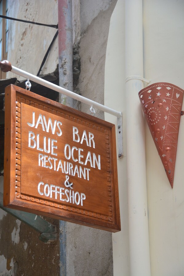 Placa de madeira para o Jaws Bar, Restaurante Blue Ocean & Cafeteria.