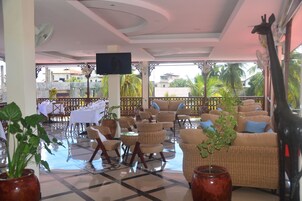 Café da manhã, almoço e jantar; local e internacional 