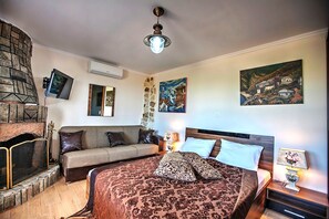 Vila elite, vários quartos, piscina particular, vista para o mar | Frigobar (abastecido com itens grátis), escrivaninha