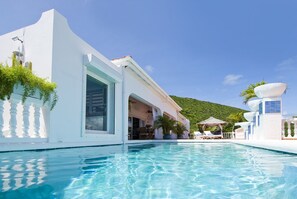 Exceptional Luxury Oceanside Estate w/Beach & Club Access, Pool ...