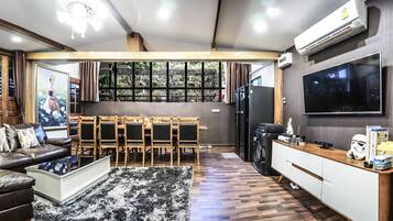 Vila luxo | Área de estar | TV LED 55 polegadas com canais a cabo, TV, Netflix