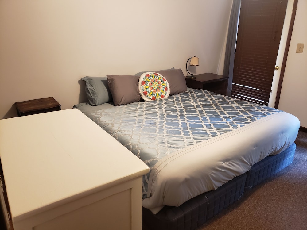 Quiet 2 Bedroom A-frame Cabin Located 5 Miles From East State Street. - Ohio (State)