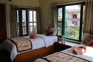 Quarto Duplo ou Twin Deluxe, 1 cama queen-size, casa de banho privativa, vista para a montanha | Cofre no quarto, secretária, Wi-fi grátis