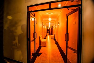 Um corredor de hotel com um brilho alaranjado e acolhedor.