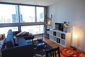 Apartamento, 2 quartos | Sala | TV de ecrã plano 