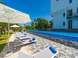 Piscina externa, espreguiçadeiras