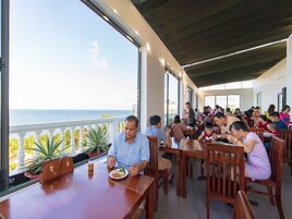 Café da manhã com pratos da culinária local grátis todos os dias