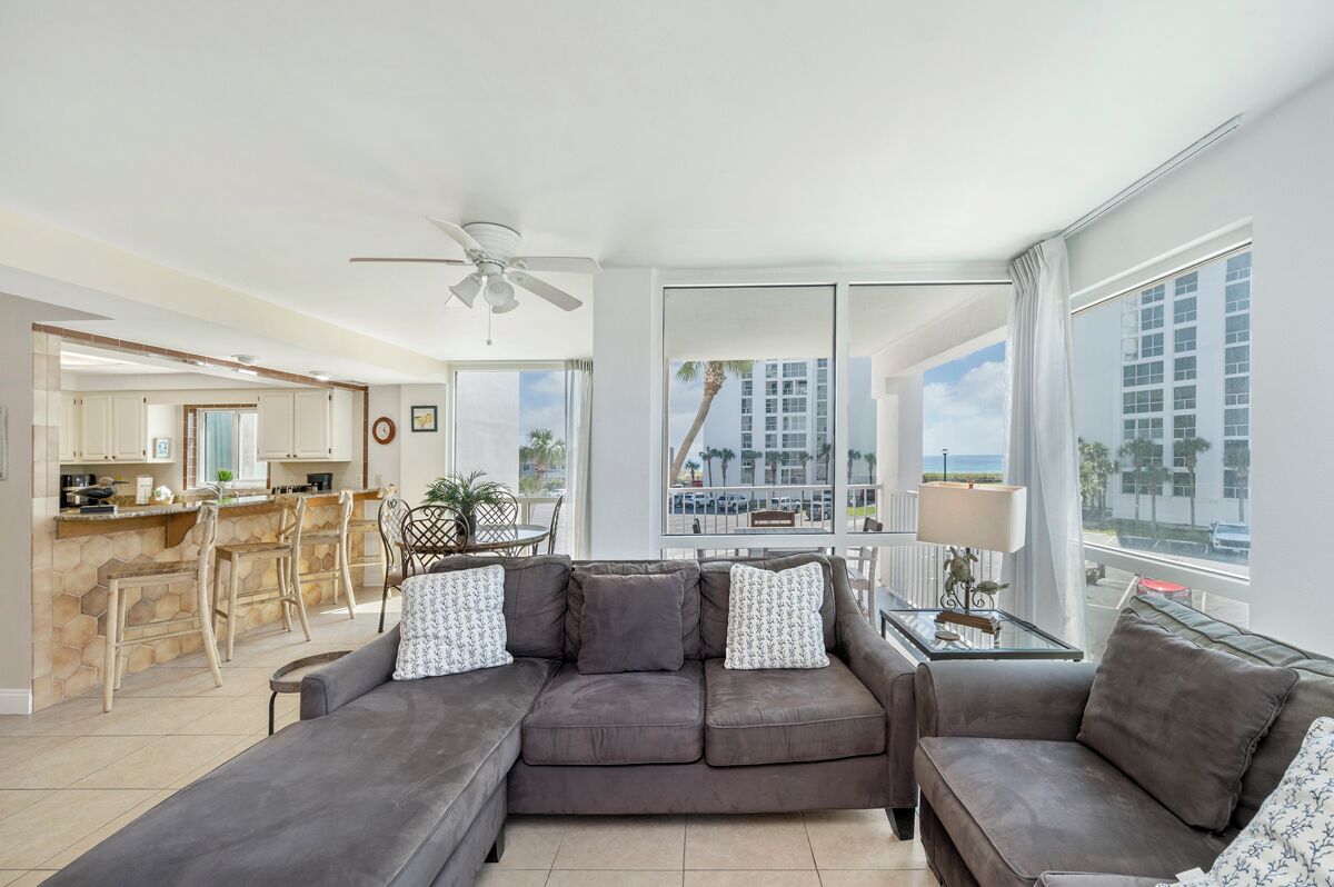 Family Beachfront Comfort In The Heart Of Destin - Family Approved!! - Destin, FL