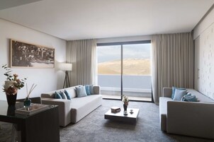 Suite Deluxe | Minibar, cofre no quarto, secretária, cortinas/cortinados opacos 