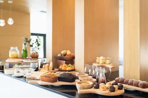 Pequeno-almoço tipo buffet diário mediante uma taxa 