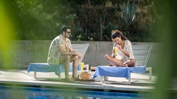 2 piscinas interiores, piscina exterior, guarda-sóis, espreguiçadeiras