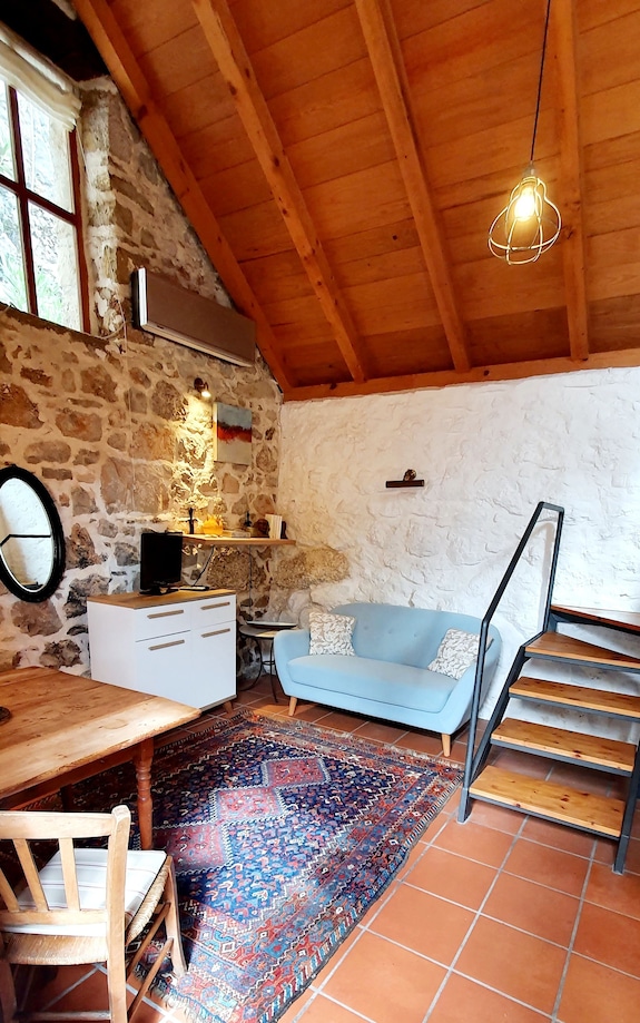 Pequeña Casa De Piedra Completamente Renovada Con Vista Al Mar Cerca De Split - Croacia