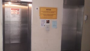 Um elevador com o aviso 'Lift Gonda', um aviso de 'Proibido Fumar' e um comunicado sobre a utilização do elevador para fins de renovação.