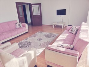 Apartamento, 4 quartos, vista para o mar | Área de estar | TV LCD