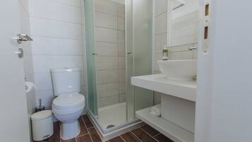 Um polibã, artigos de higiene pessoal grátis, um secador de cabelo