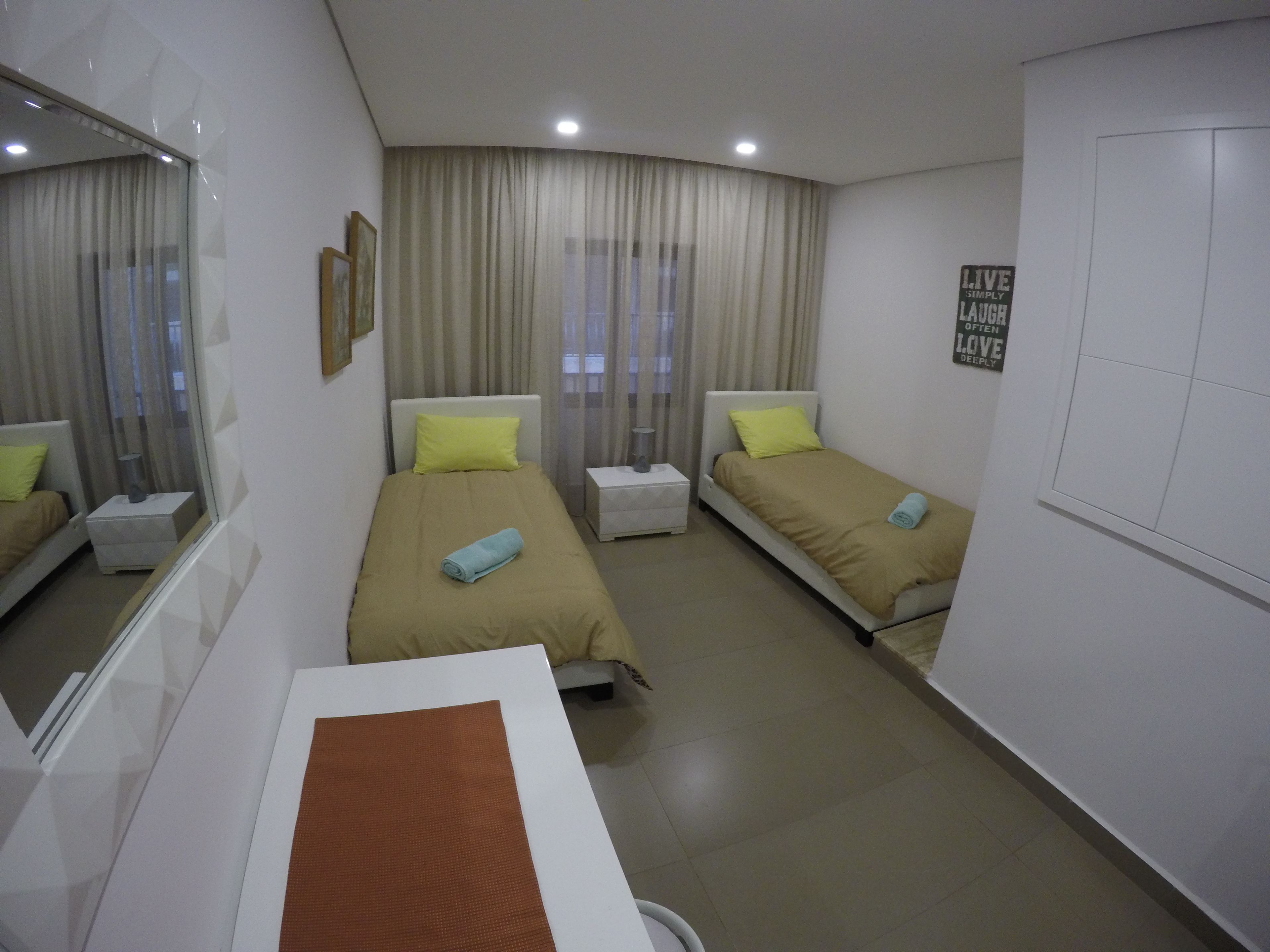 Apartamento luxo, 2 quartos, vista parcial para o mar | 1 quarto, roupas de cama premium, escrivaninha