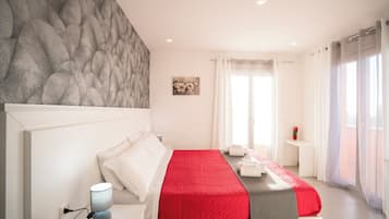 Quarto Duplo Deluxe, varanda, vista parcial para o mar | Cofre no quarto, quartos insonorizados, Wi-fi grátis