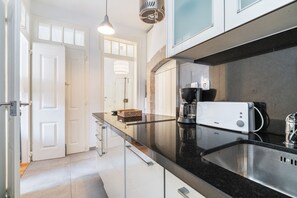 Apartamento Standard, 2 quartos | Cozinha privada | Um frigorífico/congelador grande, um micro-ondas, um forno 