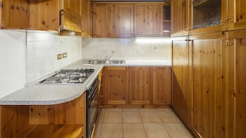 Apartamento, 2 quartos | Cozinha americana privada | Geladeira, cooktop, lava-louças, talheres/pratos/utensílios de cozinha