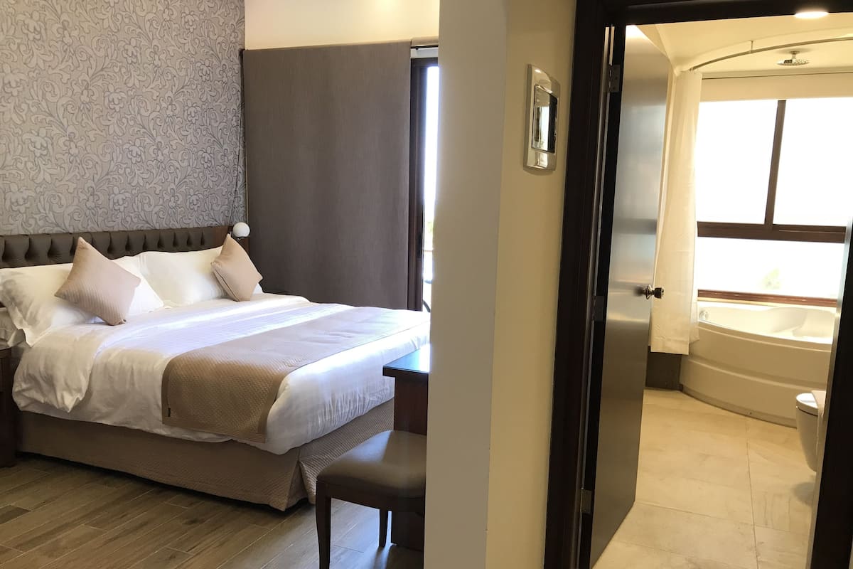 Quarto Premium, 1 cama king-size | Roupa de alta qualidade, minibar, cofre no quarto, secretária