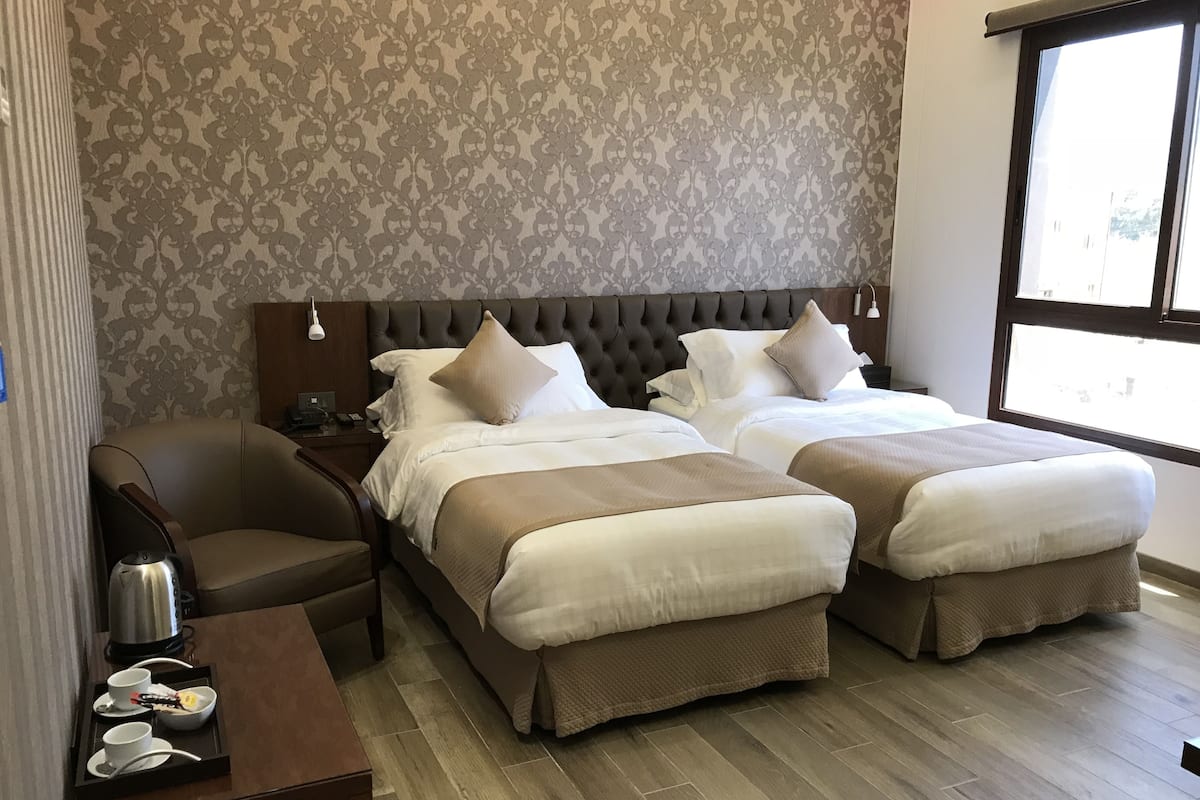 Quarto Twin Deluxe, 2 camas individuais, vista parcial para o mar | Roupa de alta qualidade, minibar, cofre no quarto, secretária