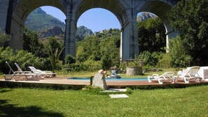 Piscina exterior, espreguiçadeiras