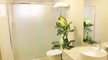 Quarto casal ou duplo superluxo | Banheiro | Produtos de toalete grátis, secador de cabelo, toalhas de banho