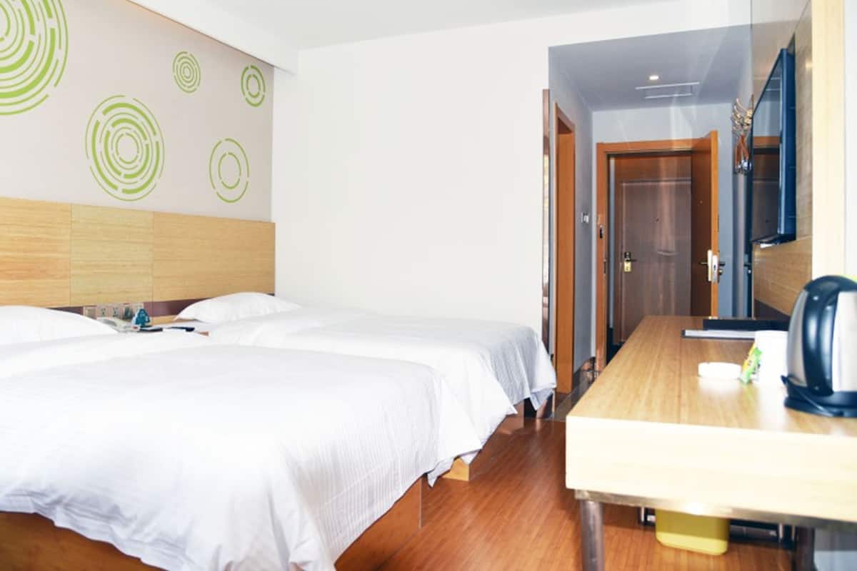 Quarto duplo superior | Cortinas blackout, ferros/tábuas de passar roupa, Wi-Fi de cortesia