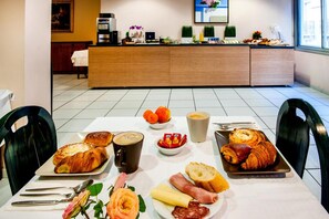 Pequeno-almoço tipo buffet diário mediante uma taxa 