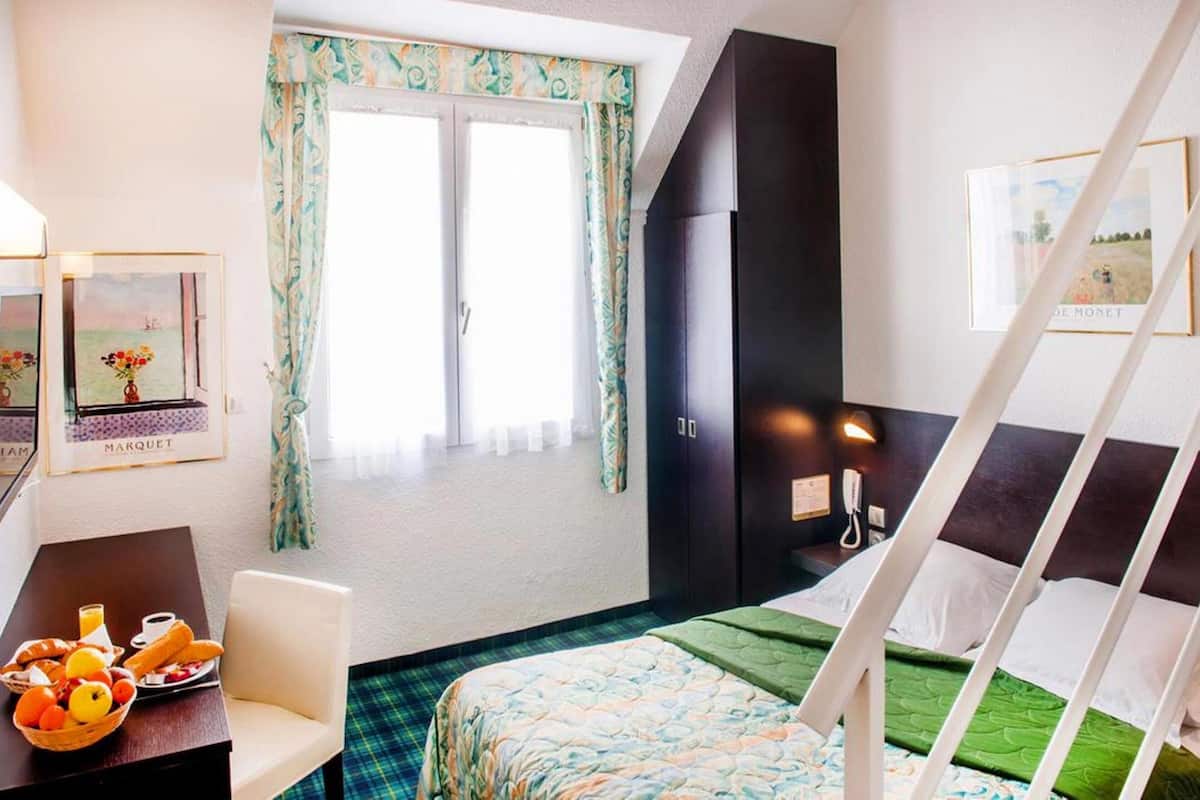 Quarto Quádruplo | Cofre no quarto, secretária, cortinas/cortinados opacos 