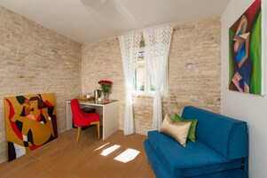 City Triple Room | Sala de estar | Televisor de ecrã plano de 140 cm com canais por cabo, televisor 