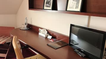 Quarto casal conforto | Cofres nos quartos, escrivaninha, cortinas blackout