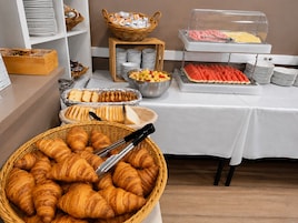 Pequeno-almoço tipo buffet diário mediante uma taxa 