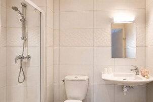 Quarto Duplo Standard | Casa de banho | Artigos de higiene pessoal grátis, um secador de cabelo