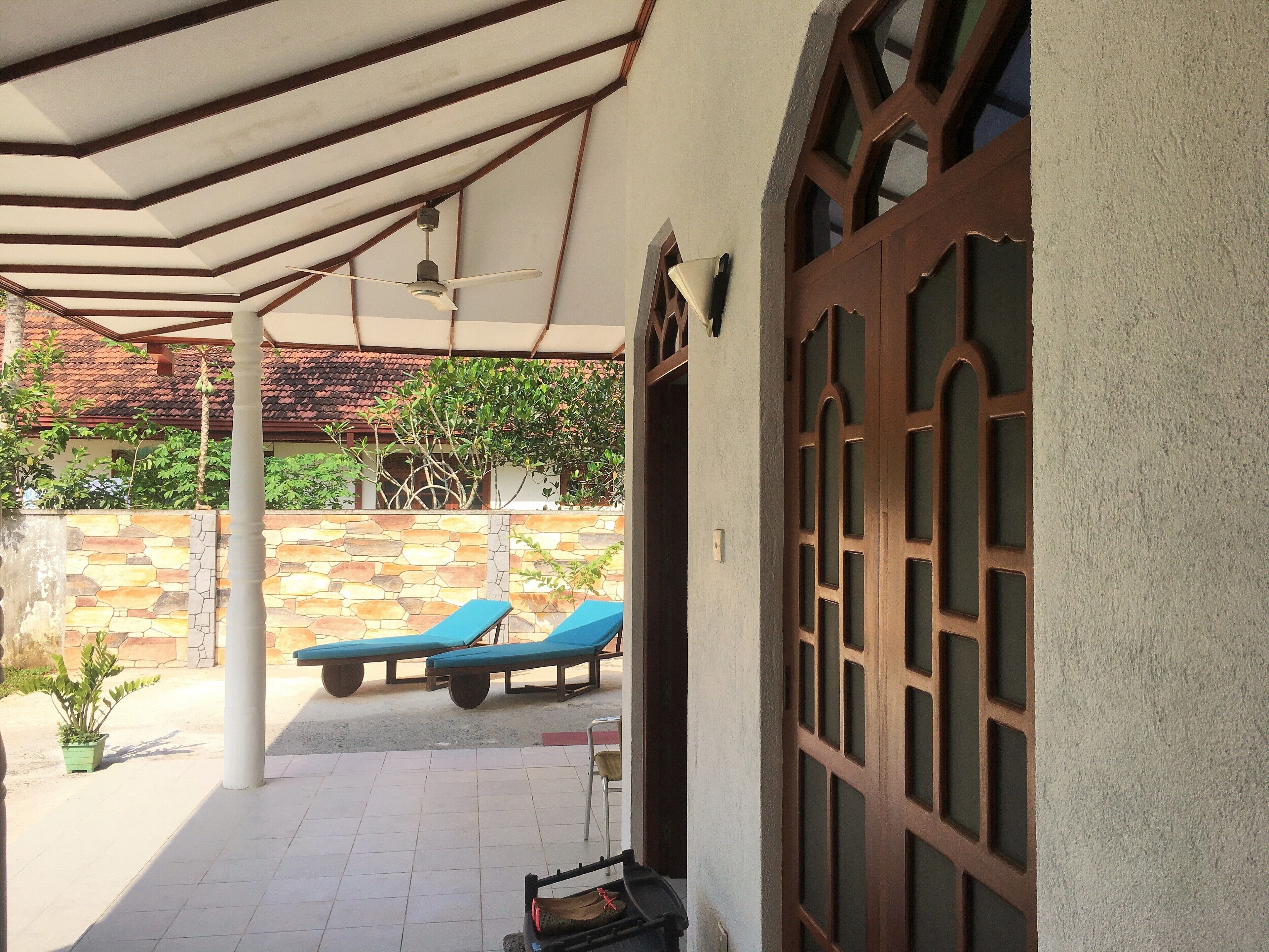 Terraço com espreguiçadeiras