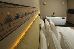 Quarto Duplo de Luxo | Roupa de alta qualidade, minibar, cofre no quarto, secretária 