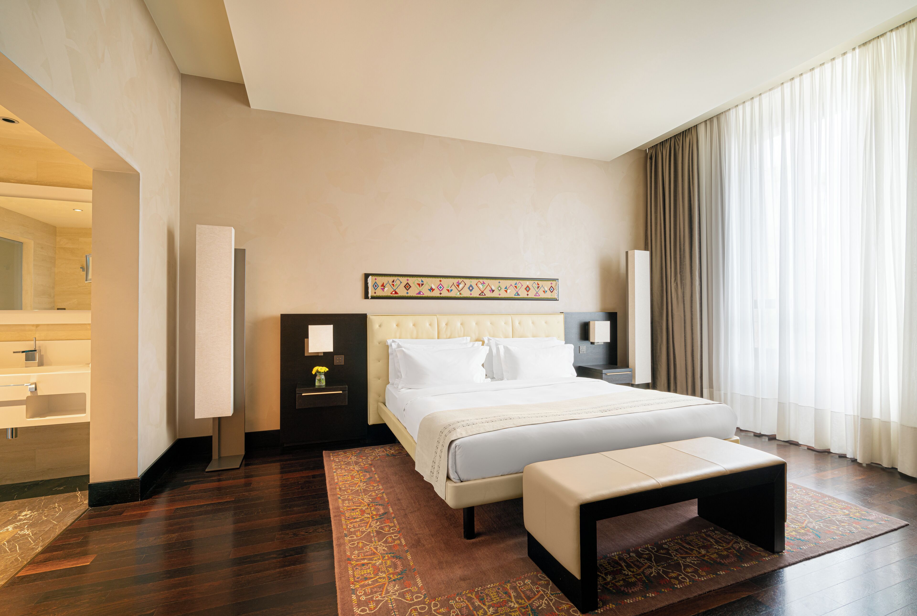 Suíte com design assinado | Vista para a cidade