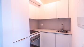 Apartamento Design, 1 cama king-size, acessível, vista para a colina | Cozinha privada | Um frigorífico, um micro-ondas, uma placa de cozinha